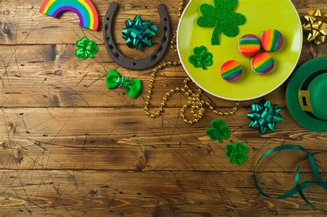 성 패트릭 데이 휴일 개념 무지개 마카롱 쿠키 행운의 매력 토끼풀 및 나무 배경에 파티 장식 평면도 평평한 위치 0명에 대한 스톡 사진 및 기타 이미지 Istock