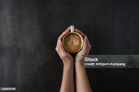 검은 색 배경에 커피와 커피 구성의 컵 공간을 복사합니다 맨 위 보기입니다 플랫 레이 머그에 대한 스톡 사진 및 기타 이미지 Istock