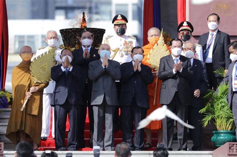 សម្ដេចតេជោ ហ៊ុន សែន អញ្ជើញចូលរួមអបអរសាទរទិវាបុណ្យឯករាជ្យជាតិ លើកទី ៦៩ សារព័ត៌មាន នគរវត្ត