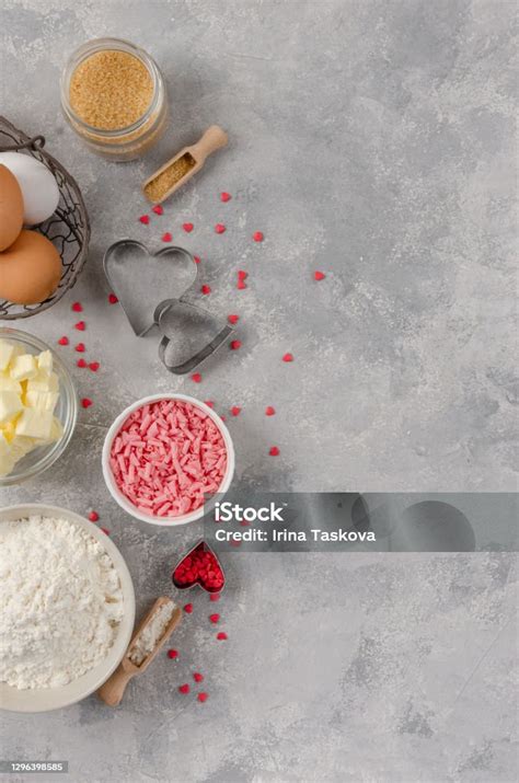 발렌타인 데이 밀가루 버터 계란 설탕 초콜릿 및 설탕 하트를 회색 콘크리트 배경에 쿠키를 요리하기위한 재료 발렌타인 데이 배경