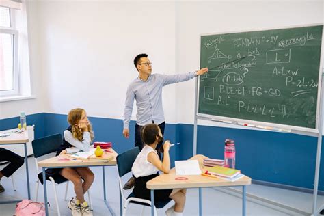 실내 가르치는 가리키는 강사 고등학교 교사 학생 상호 작용 교수 교실 교실 디자인 교실 환경 교육 교육