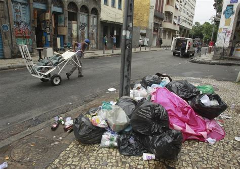 Cariocas sofrem lixo nas ruas e calçadas e situação pode piorar sem