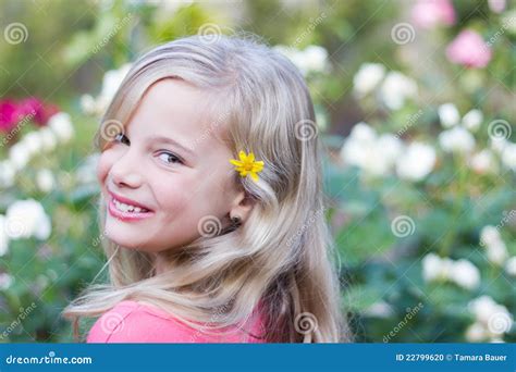 Glimlachend Meisje Met Bloem In Haar Stock Foto Image Of Geluk Lente