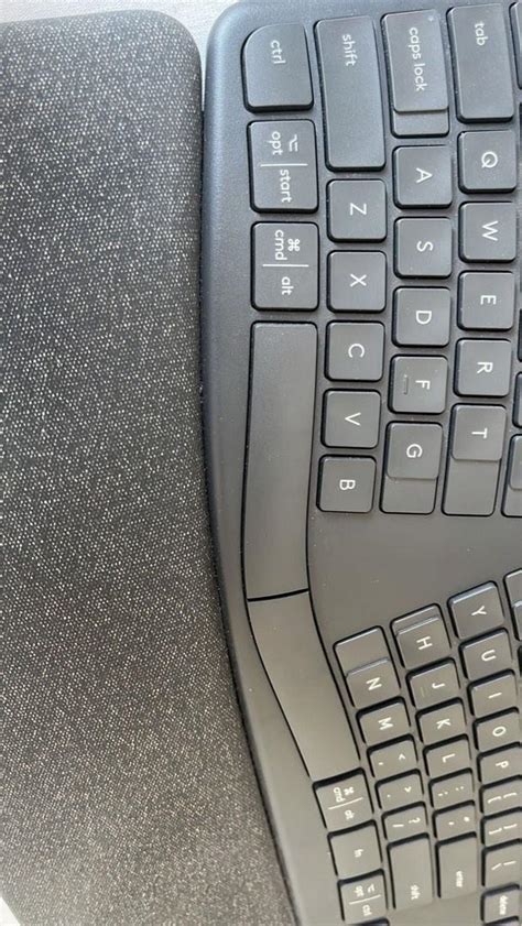 Logitech Ergo 860 Ergonomic 電腦＆科技 電腦周邊及配件 電腦鍵盤及相關產品 Carousell