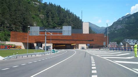El Desfallecimiento De Un Conductor Provoca El Corte Del Túnel De Somport
