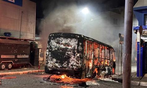 Micro ônibus é Destruído Em Incêndio Veja Vídeo