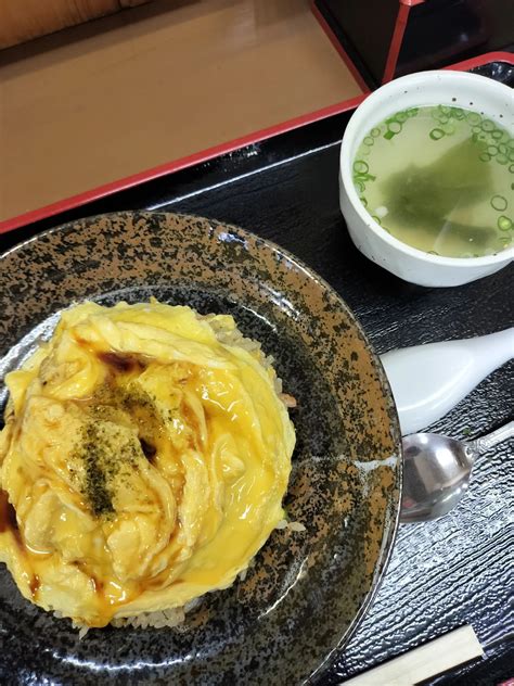 お休みの日の昼ごはん。 倉敷市藤戸にある【鯛よし】で《ふわたまチャーハン》と《天ぷらおろしぶっかけ》を食す💁🏻 超有名たい焼き屋の『鯛よし