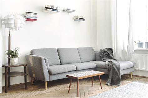 세련 되 고 현대적인 인테리어 디자인 작은 테이블과 소파와 함께 거실의 흰색 벽 창턱에 식물입니다 갈색 나무 마루입니다 0명에 대한 스톡 사진 및 기타 이미지 Istock