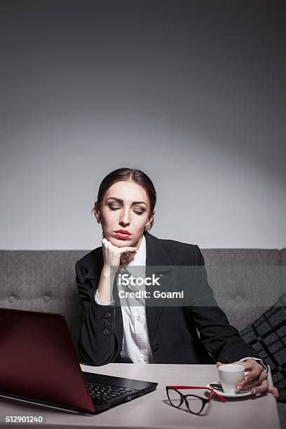 여성사업가인 입고 어울리다 그리고 랩탑형 커피 사이클간 개성 개념에 대한 스톡 사진 및 기타 이미지 개성 개념 고름 관능