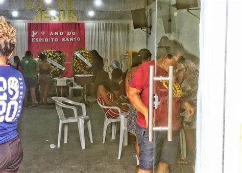Velório de mãe e filha mortas em deslizamento terá cortejo para