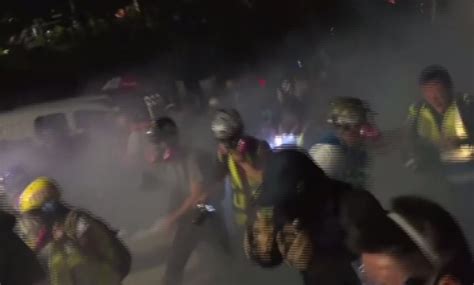 港警鎮壓攻中大 示威群眾汽油彈回擊濺血