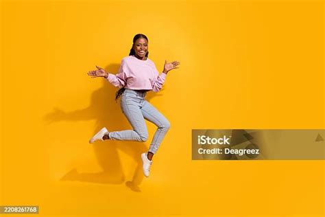너무 기뻐하는 쾌활한 소녀의 전체 길이 사진 팔을 올리고 손바닥을 노란색 배경에 고립 18 19세에 대한 스톡 사진 및 기타 이미지 18 19세 검은색 검정 머리