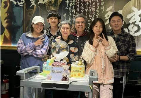 77岁姜大卫为爱妻庆生，亲吻对方脸颊超甜蜜，三代同堂太幸福