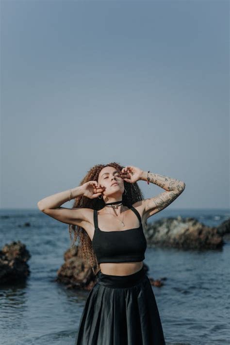 검은색 고양이 마스크 로우앵글 샷 모델 발 사람 수직 쐈어 의류 인간의 발 포즈를 취하는에 관한 무료 스톡 사진