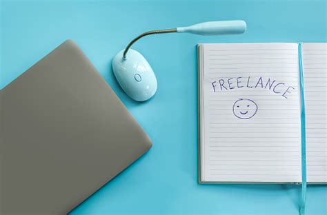 플랫레이 사업 집에서 일 프리랜서 카피 라이팅 최고 보기 노트북 프리랜서 노트와 파란색 배경에 차 한 잔 0명에 대한 스톡 사진 및 기타 이미지 Istock