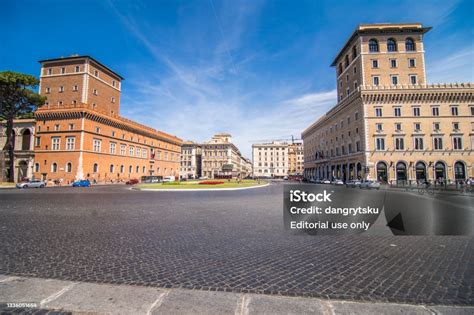 베네치아 광장은 주요 서커스이자 이탈리아 로마의 중심지이며 비아 데이 포리 임페리얼티와 비아 델 코르소와 같은 많은 도로가 교차합니다 0명에 대한 스톡 사진 및 기타 이미지