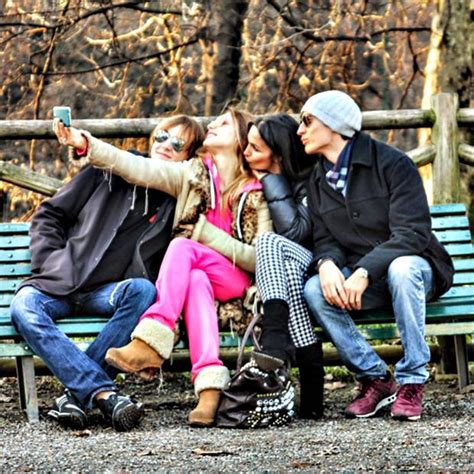 Naike Rivelli Torna Bambina Al Parco Con La Sua Amica Del Cuore Siria