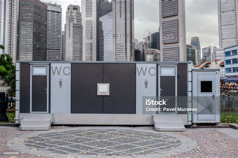 현대 야외 화장실 현대 공중 화장실 외부 야외 현대 화장실 금속 건물 야외 낮 시간 남성 여성 Wc 기호가있는 야외 화장실의