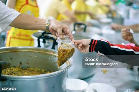 기아를 완화 시키기 위해 가난한 사람들을 위한 공유 하는 식품의 개념 개념에 대한 스톡 사진 및 기타 이미지 개념 개념과 주제 거지 Istock