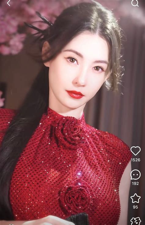 鮮娛糧︱張栢芝大玩扇子戲法 眼鏡娘秒變旗袍美人｜即時新聞｜繽fun星網｜oncc東網