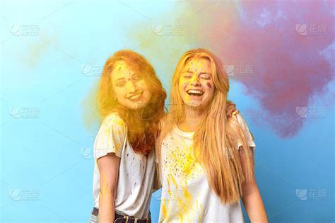 两个女孩在假期玩得开心
