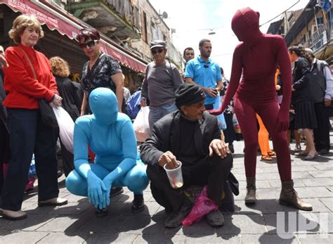 Photo An Israeli Artist Group Wears Colored Body Suits During Janes