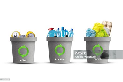 쓰레기통에 구겨진 플라스틱 병 맥주 캔 구겨진 종이 흰색 배경에 격리되어 있습니다 쓰레기 분류 개념입니다 폐기물 재활용 생태학 0명에 대한 스톡 사진 및 기타 이미지