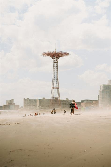 Un Groupe De Personnes Debout Au Sommet Dune Plage De Sable Photo