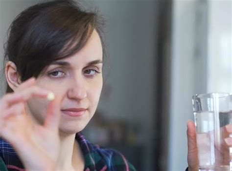 女子把药掰开吃致昏迷！这几种药千万不要掰开吃，当心变 毒药”