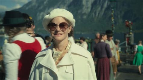 Hunters Star Jennifer Jason Leigh On Chavas Tough Love In Season 2