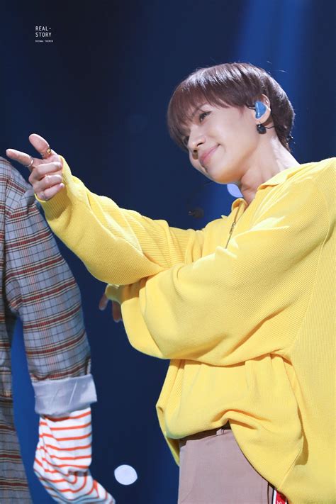 𝚁𝙴𝙰𝙻𝚂𝚃𝙾𝚁𝚈 on Twitter 태민이의 귀여운 포토타임 ㅠ ㅠ 노랑 병아리 같아서 운다 ㅠㅜㅠㅜㅠㅜ