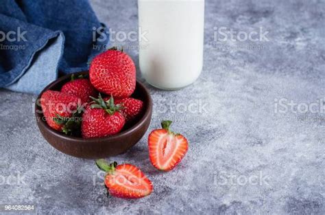 신선한 유기농 그리스어 요구르트 또는 회색 콘크리트 테이블 배경에 딸기와 우유 아침 건강 한 재료입니다 공간 복사 0명에 대한 스톡 사진 및 기타 이미지 Istock