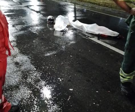 Notícias IMAGENS FORTES Casal em motocicleta morre após colidir