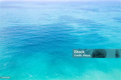 푸른 바닷물 배경과 태양 반사의 조감도 공중 비행 무인 항공기보기 및 바다 표면의 그림자 구름 바다의 물 질감 항공 사진 조류 눈 보기 바다 날기에 대한 스톡 사진 및 기타