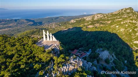 Το μνημειο στο Ζαλογγο της Ηρωικης θυσιας των Σουλιωτισσων Youtube