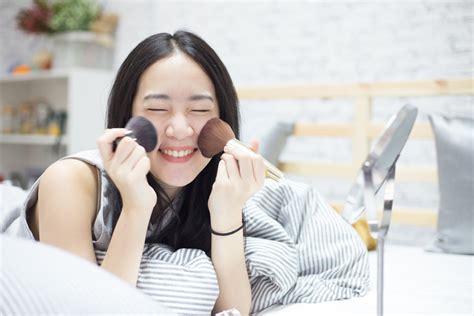 13 Tahapan Memakai Makeup Yang Benar Bukareview