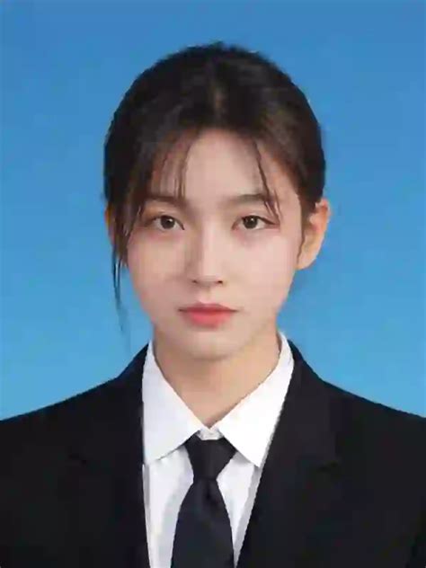 Ai绘美女证件照，清纯时尚两不误