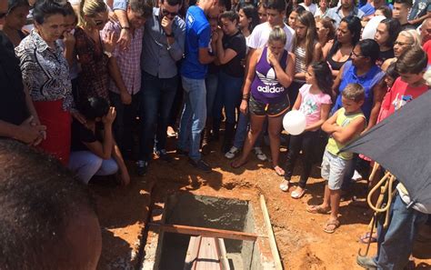 Corpo de estudante morta a tiros em colégio é enterrado em Alexânia GO
