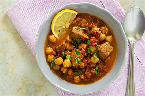 지역 음식 배경입니다 모로코 수프 고기 Chickpeas 렌즈콩 토마토와 향신료와 함께 Harira 왕성한 향기로운 라마단의