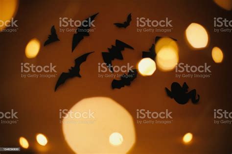 할로윈 배경 마법의 불빛 보케와 어두운 오렌지 배경에 비행 박쥐 즐거운 할로윈 보내세요 분위기 텍스트 공간이 있는 인사말