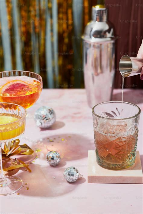 Une Table Surmontée De Deux Verres Remplis De Boissons Photo Nouvel