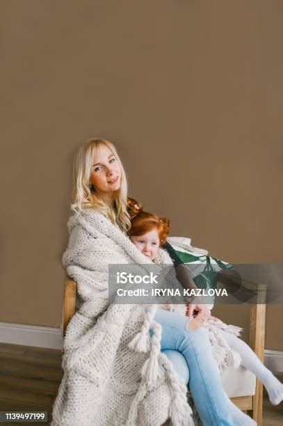 어머니와 그녀의 예쁜 빨간 머리 딸은 안락의 자에 앉아 포옹 집에서 재미 2명에 대한 스톡 사진 및 기타 이미지 2명 가정