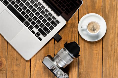 디지털 사진의 워크스테이션 현대 카메라는 전문적인 사진 촬영의 활동을 수행 하기 가정용 캠코더에 대한 스톡 사진 및 기타 이미지 가정용 캠코더 감지기 겉창 Istock