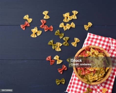 파란색 나무 배경에 나무 둥근 접시에 활의 형태로 원시 파스타 0명에 대한 스톡 사진 및 기타 이미지 0명 건조한 곡초류 Istock