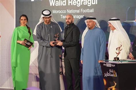 الركراكي يتوج بجائزة أفضل مدرب عربي عالمي بالإمارات العربية المتحدة
