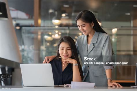 사무실 책상에 비즈니스 보고서 문서와 함께 일하는 젊은 비즈니스 팀 2명에 대한 스톡 사진 및 기타 이미지 2명 계획