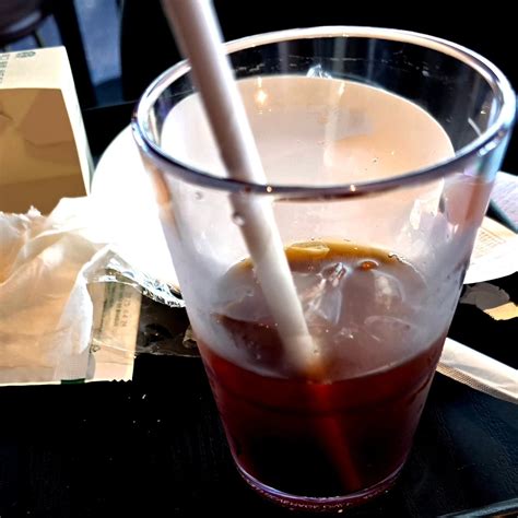 Ji Tae 아이스아메리카노 거의 마시지 않는 편이다 커피를 그리 좋아하지 않는 것도 이유지만 늘 뜨거운 커피를 마셨다 냉기가 펑펑 쏟아지는 에어컨 앞에서 뜨거운