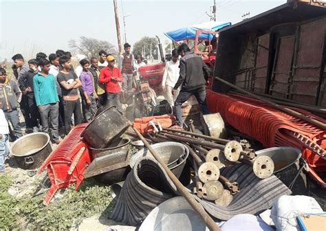 Tractor Trolley Overturned Three Laborers Injured ट्रैक्टर ट्राली