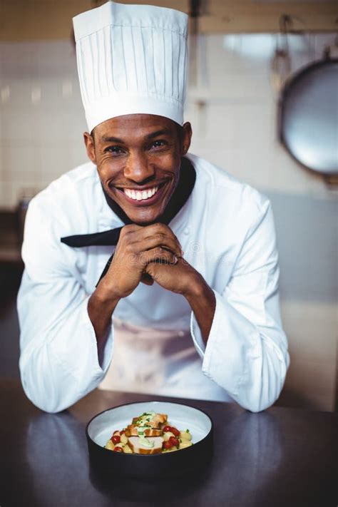 Portret Van Glimlachende Hoofdchef Kok Die Salade Voorstellen Stock