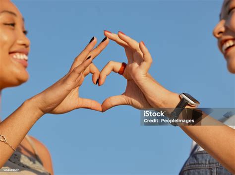 마음 사랑 친구는 푸른 하늘에 대한 지원 신뢰 및 행복의 표시로 나타납니다 자연 보살핌 그리고 여름의 자연 환경과 웰빙을 함께